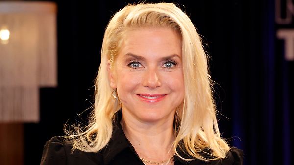 Ein Song aus dem Bauch: Jeanette Biedermann mit Babykugel im Studio