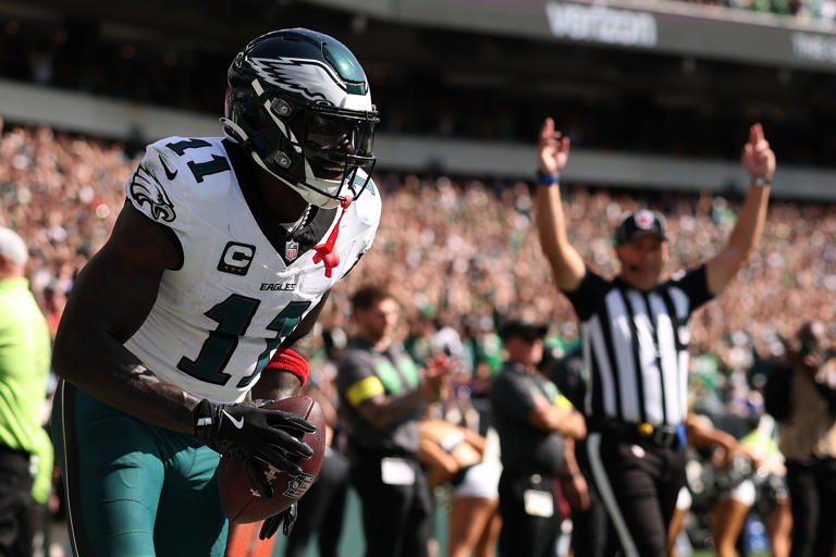 Insider sends warning to Patriots on negotiations with Eagles for AJ Brown
