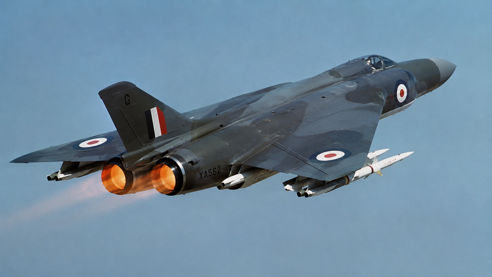 The Gloster Javelin - Britain finally turned its giant interceptor into ...