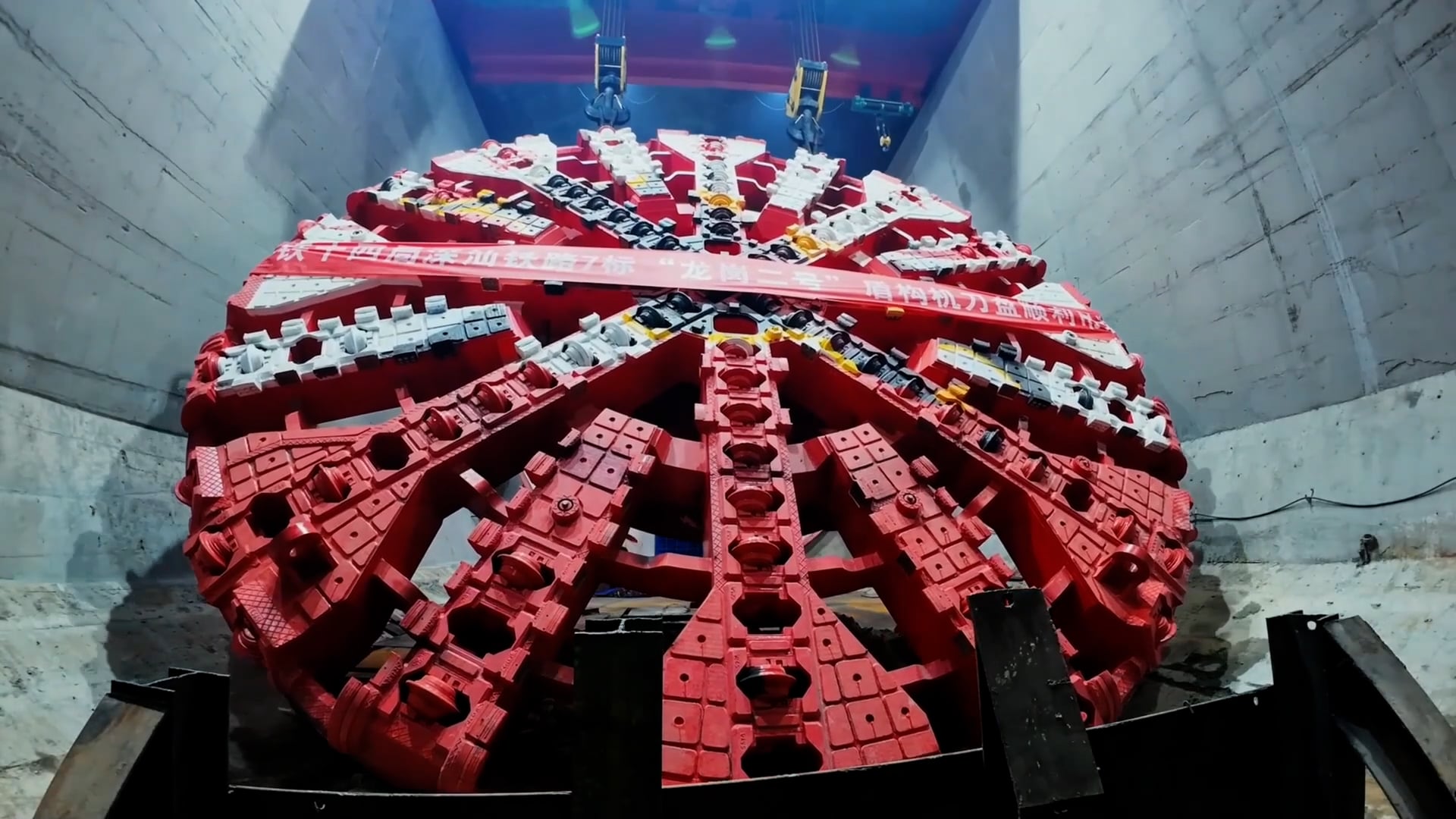 Watch how workers assemble giant shield machine in China