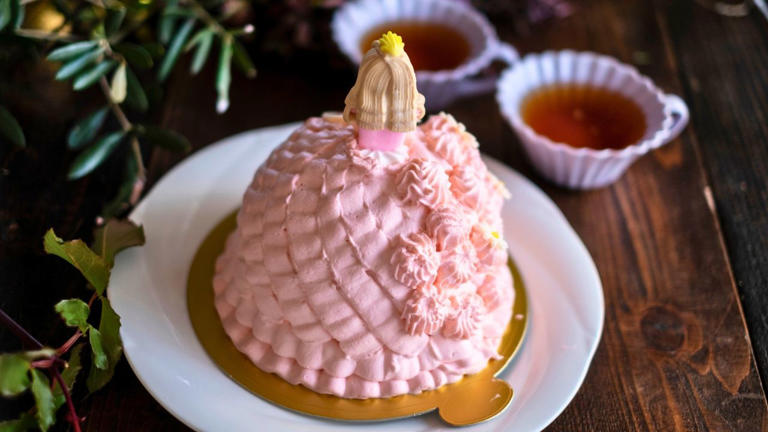 I took my daughter to a princess cafe, but my mother-in-law kept ...