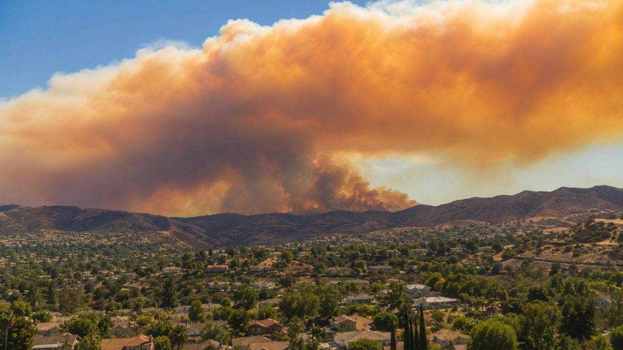 Sandy fire erupts in Simi Valley forcing thousands to flee
