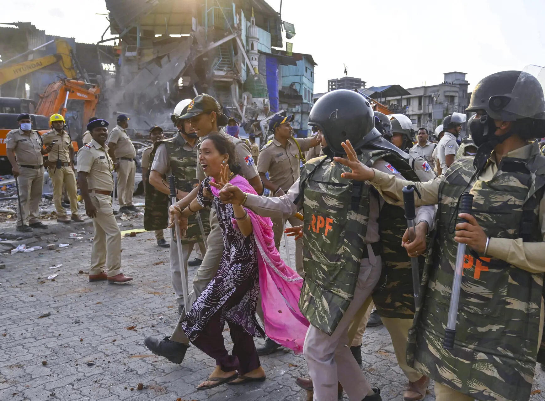 Anti-encroachment drive in Mumbai's Bandra slum turns violent; locals ...
