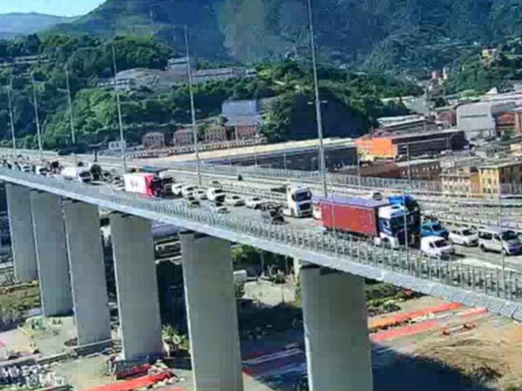 Incidente a Genova Ovest, scontro tra auto e mezzo pesante: code su A7 ...