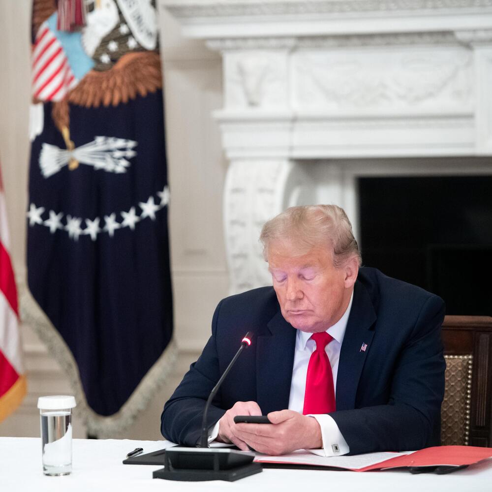 Goldenes Handy für „Patrioten“: Trump-Smartphone kostet 499 Dollar ...