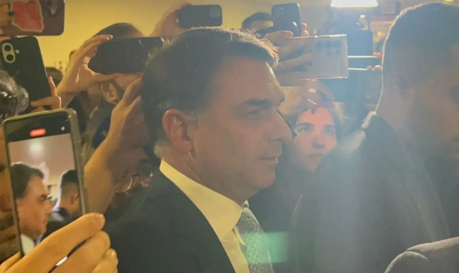 Flávio Bolsonaro planeja destinar lucro de filme sobre Jair Bolsonaro à ...