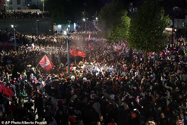 Arsenal fans paint North London red as they celebrate first Premier ...