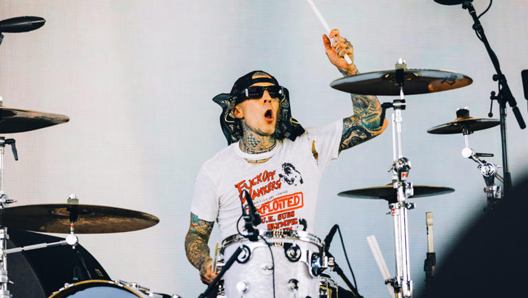 Documentário sobre Travis Barker revela detalhes de acidente de avião ...