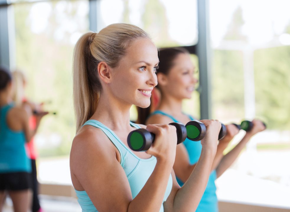 I'm a trainer and these are the 6 beginner dumbbell exercises adults ...