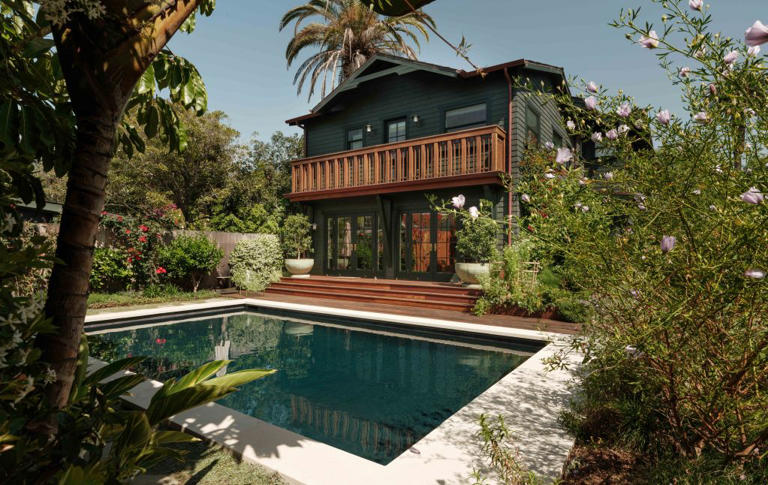 Charming WWI-era compound lists for a record price in a beachy LA enclave