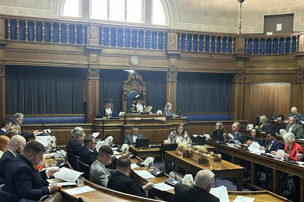 Challenge of five party politics rears its head at first council meeting