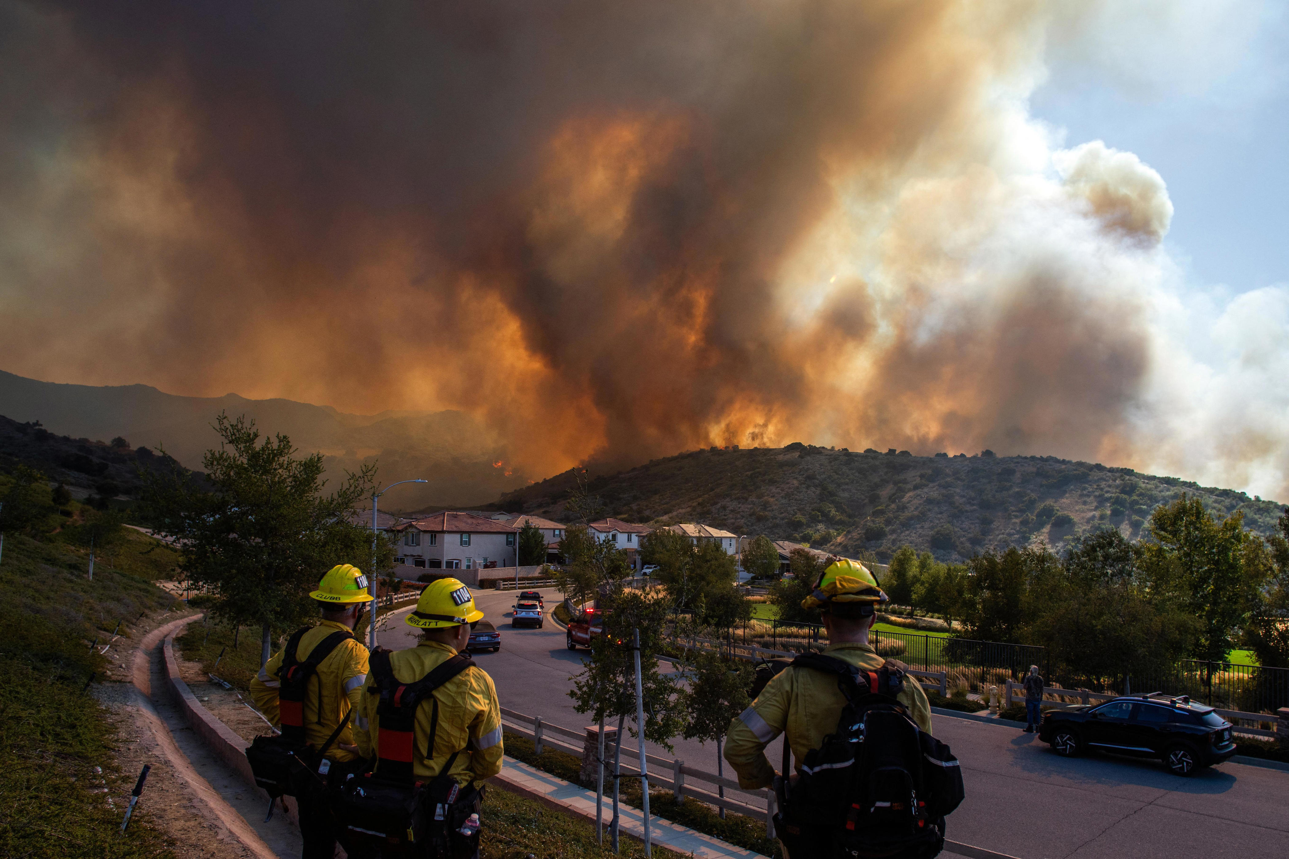 Sandy fire forces 44,000 Simi Valley residents to evacuate