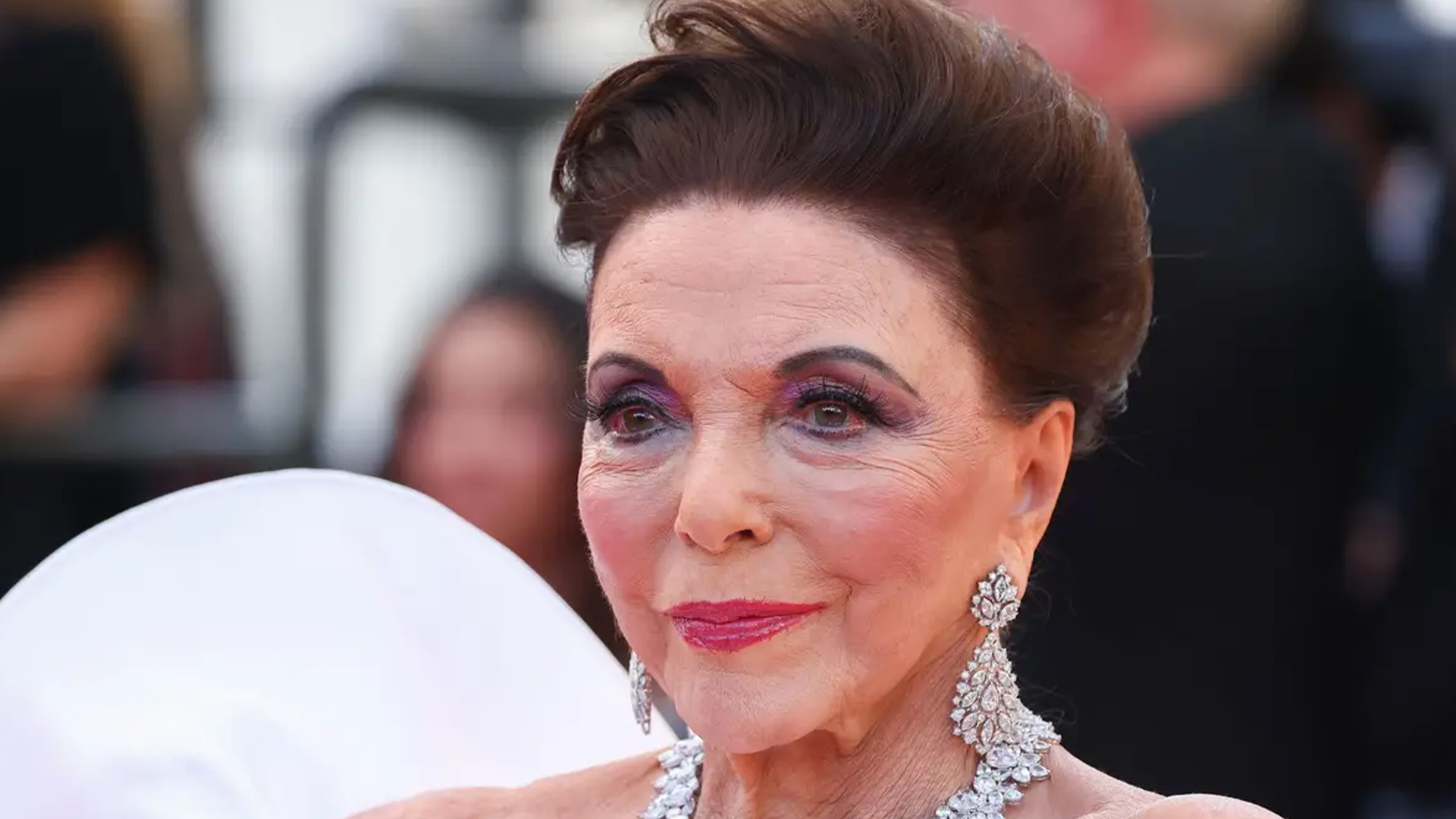 Watch: Joan Collins stuns fans with glamorous red carpet appearance at 92