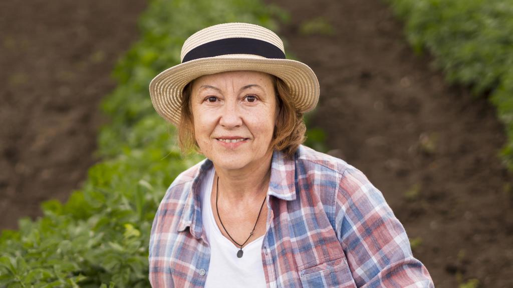 Alena (62): Snacha se bála o manikúru, ale maliny si brala ráda. Tak ...