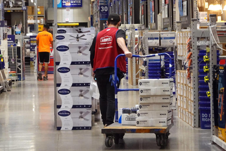 Lowe’s sales boosted by online growth