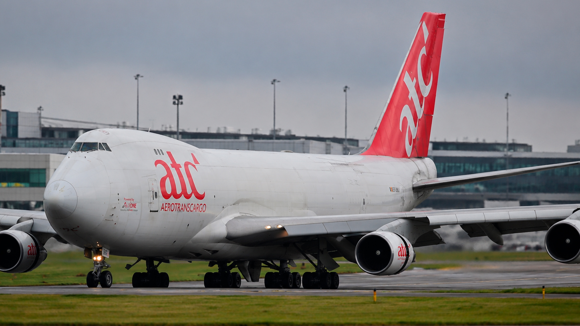 Rare Boeing 747 cargo landing at Manchester
