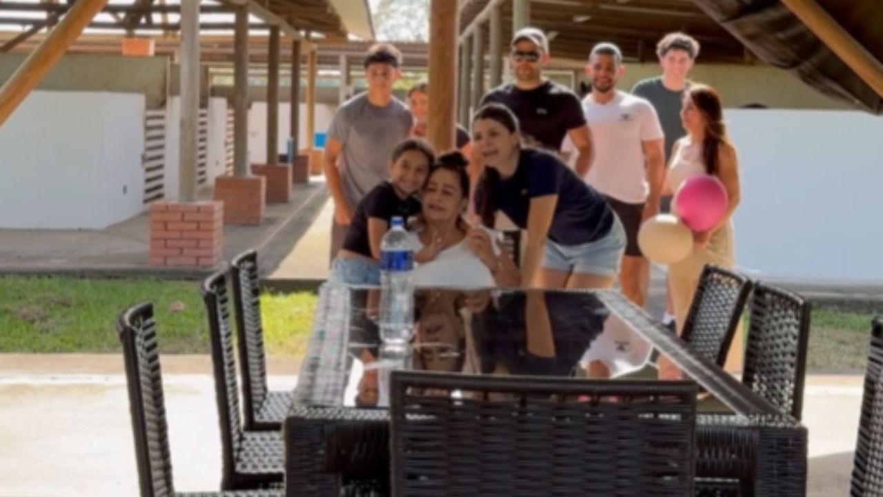 Woman spots her children in photo and turns around to see them in person