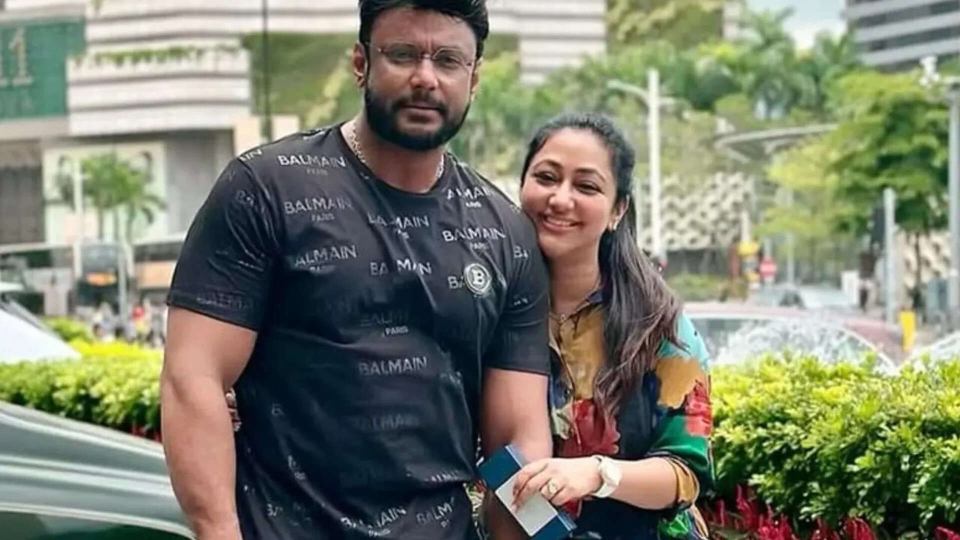 Darshan Thoogudeepa meets wife Vijayalakshmi and son in Jail; Emotional ...