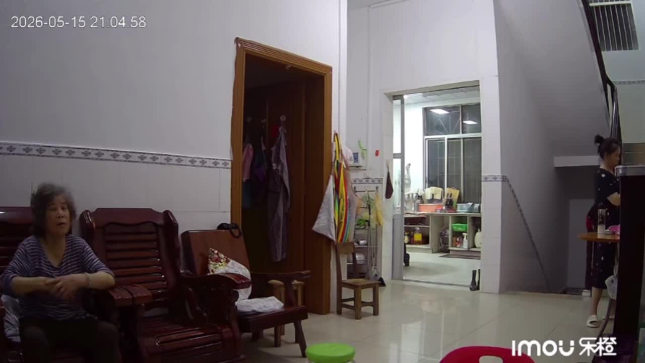 Pressure cooker explosion fills kitchen with smoke in Guangdong, China