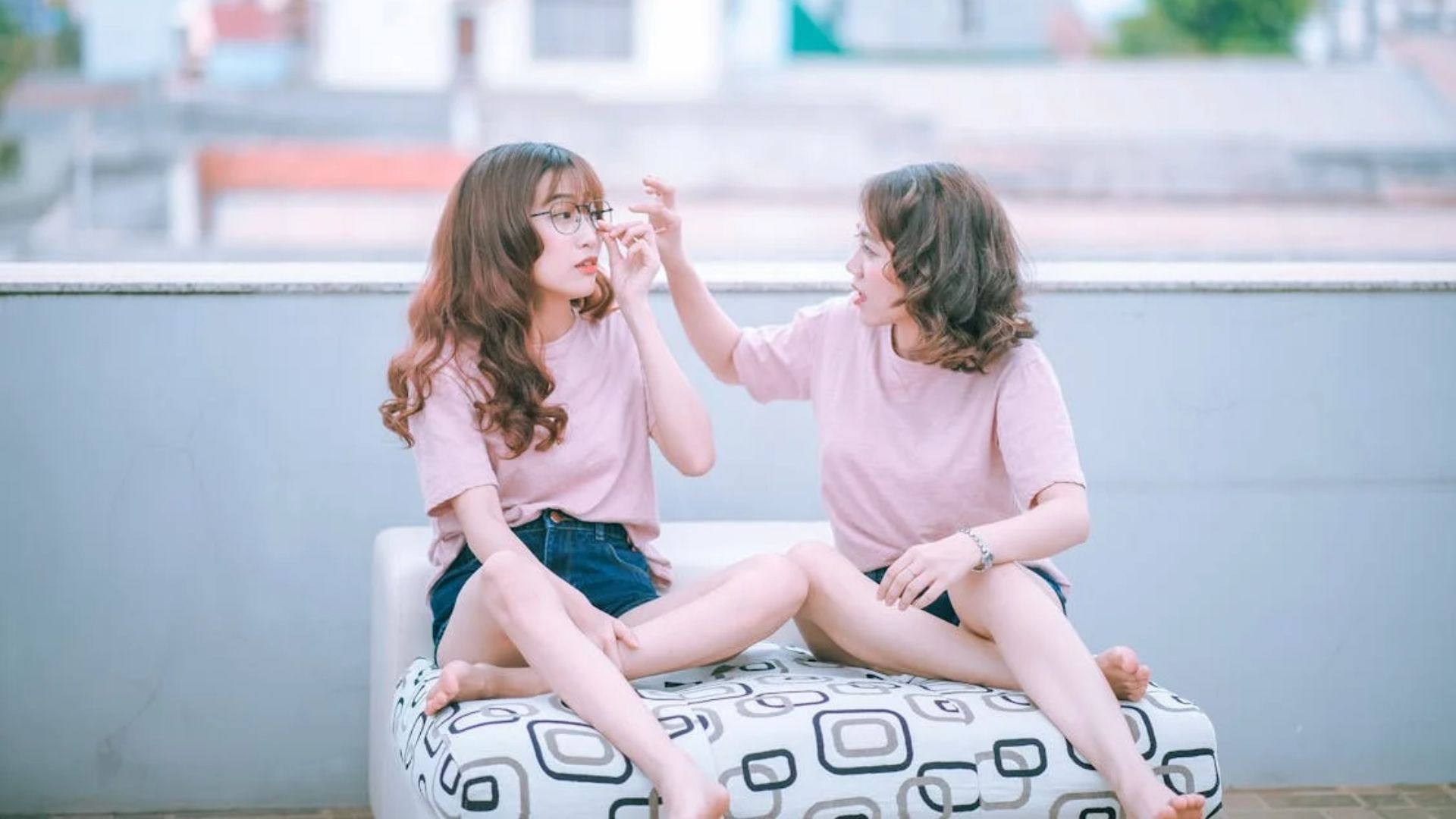 7 gestures of sibling intimacy and 7 of rivalry