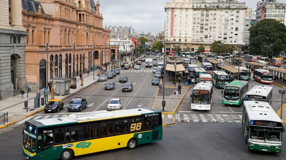 Cuál es la línea de colectivo que une CABA y el AMBA y podría ...
