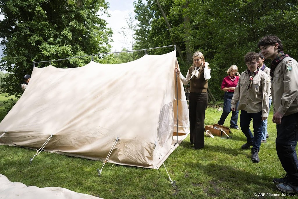 Máxima helpt tent opzetten bij bezoek aan Scouting Nederland