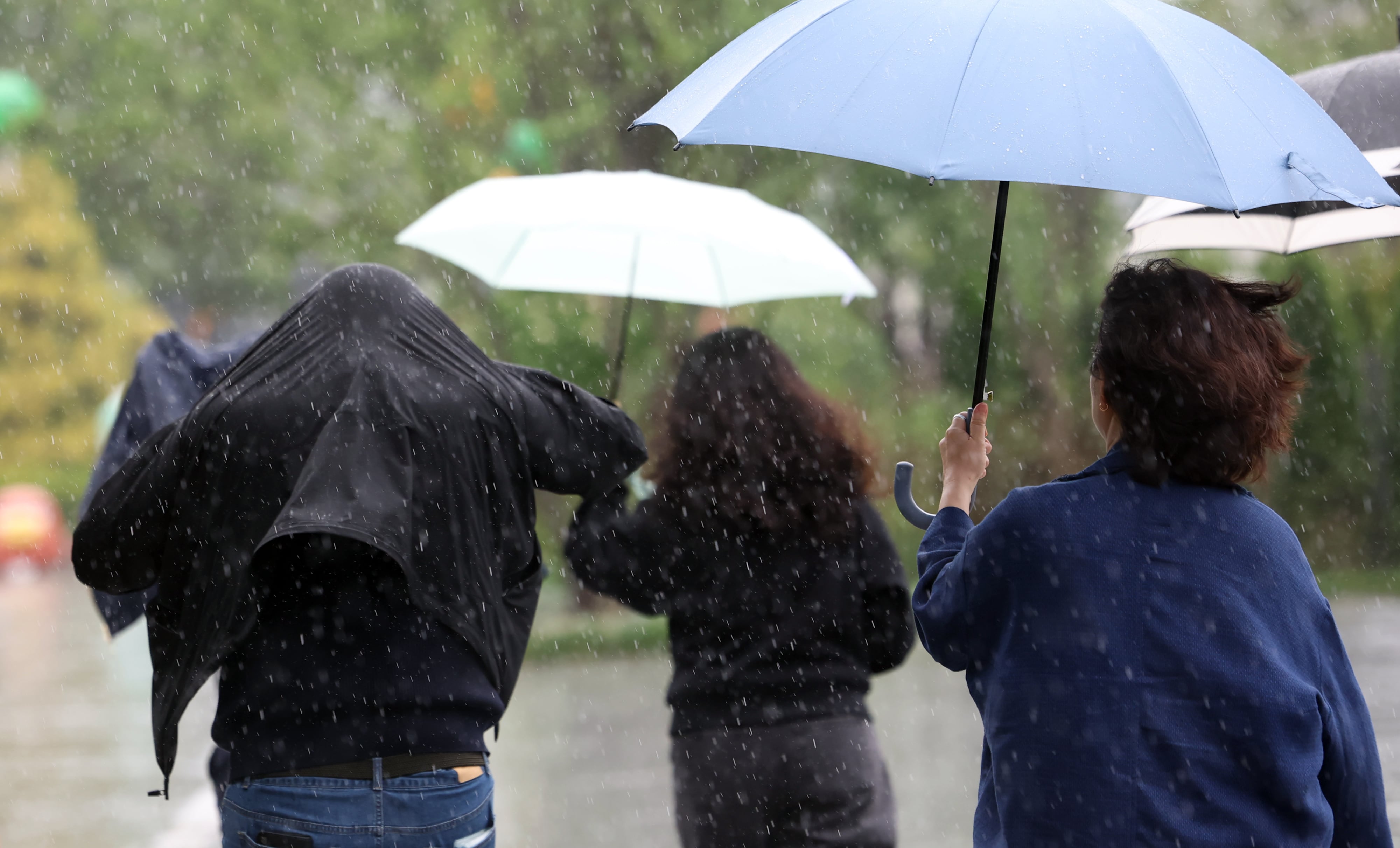 Summer-like spring rain triggers advisory in Gyeonggi, Gangwon