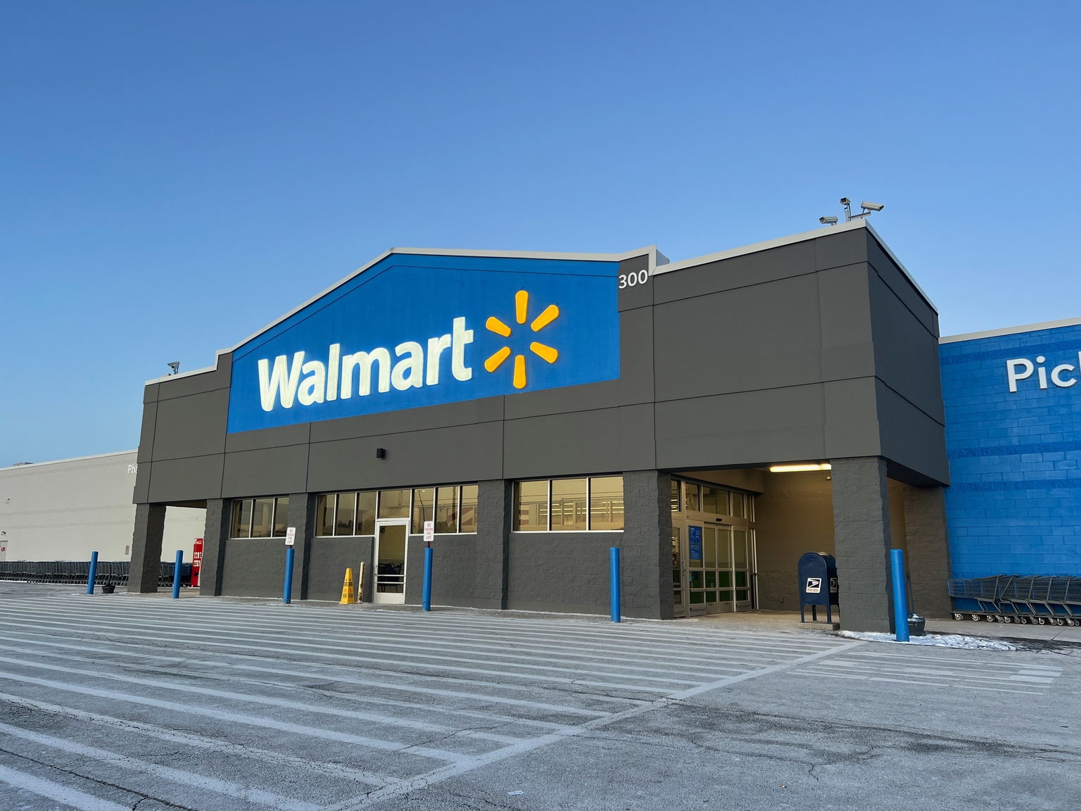 Walmart tries cost-cutting supply chain model as stock stays in red zone
