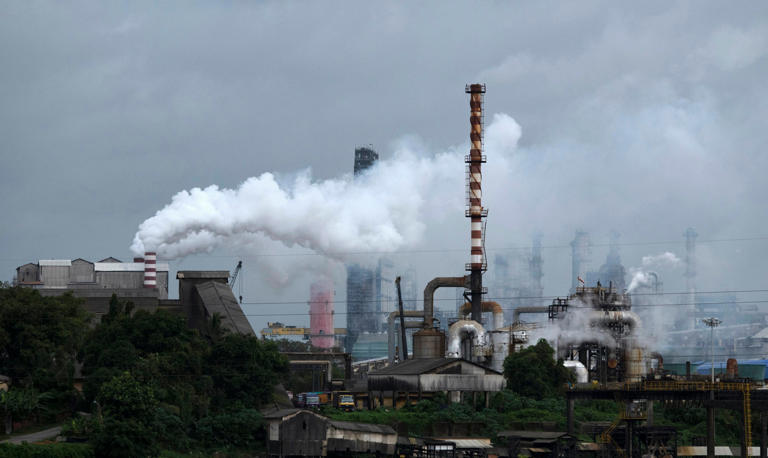 Fuel-thirsty UK relaxes Russian oil sanctions, leaving Ukrainians 'very ...