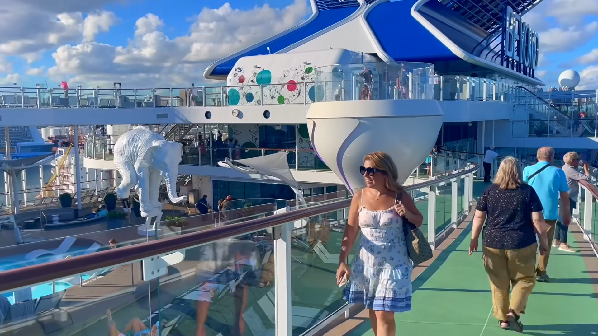 She wore a cute dress on deck – then the wind did the rest