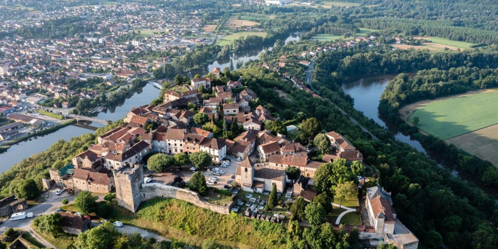 Méconnue des voyageurs, cette petite cité médiévale perchée dans le Lot ...