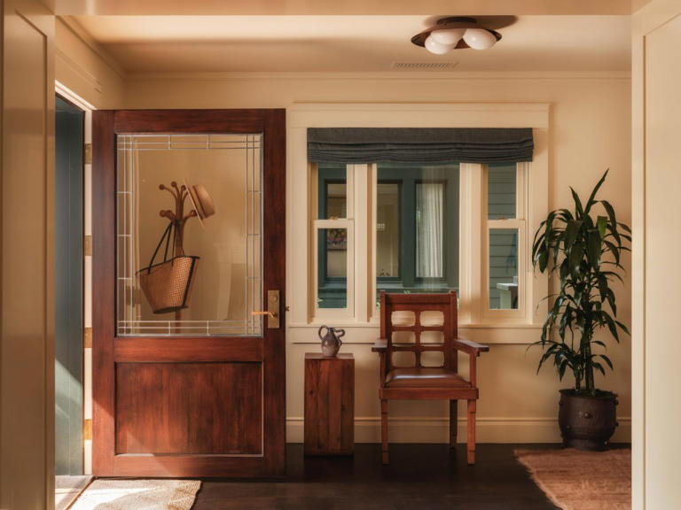 Charming WWI-era compound lists for a record price in a beachy LA enclave