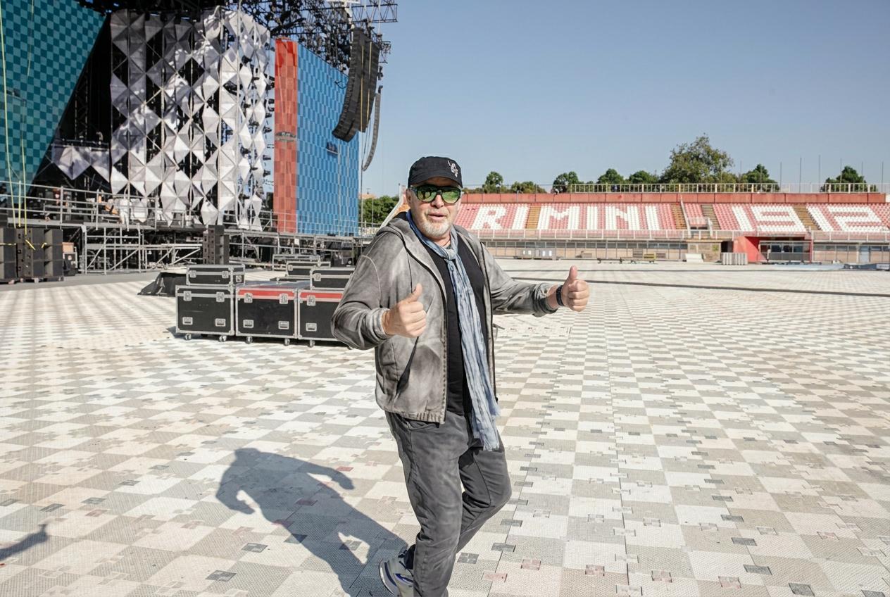 Vasco Rossi e la sua band sbarcano a Rimini in vista del concerto, i ...