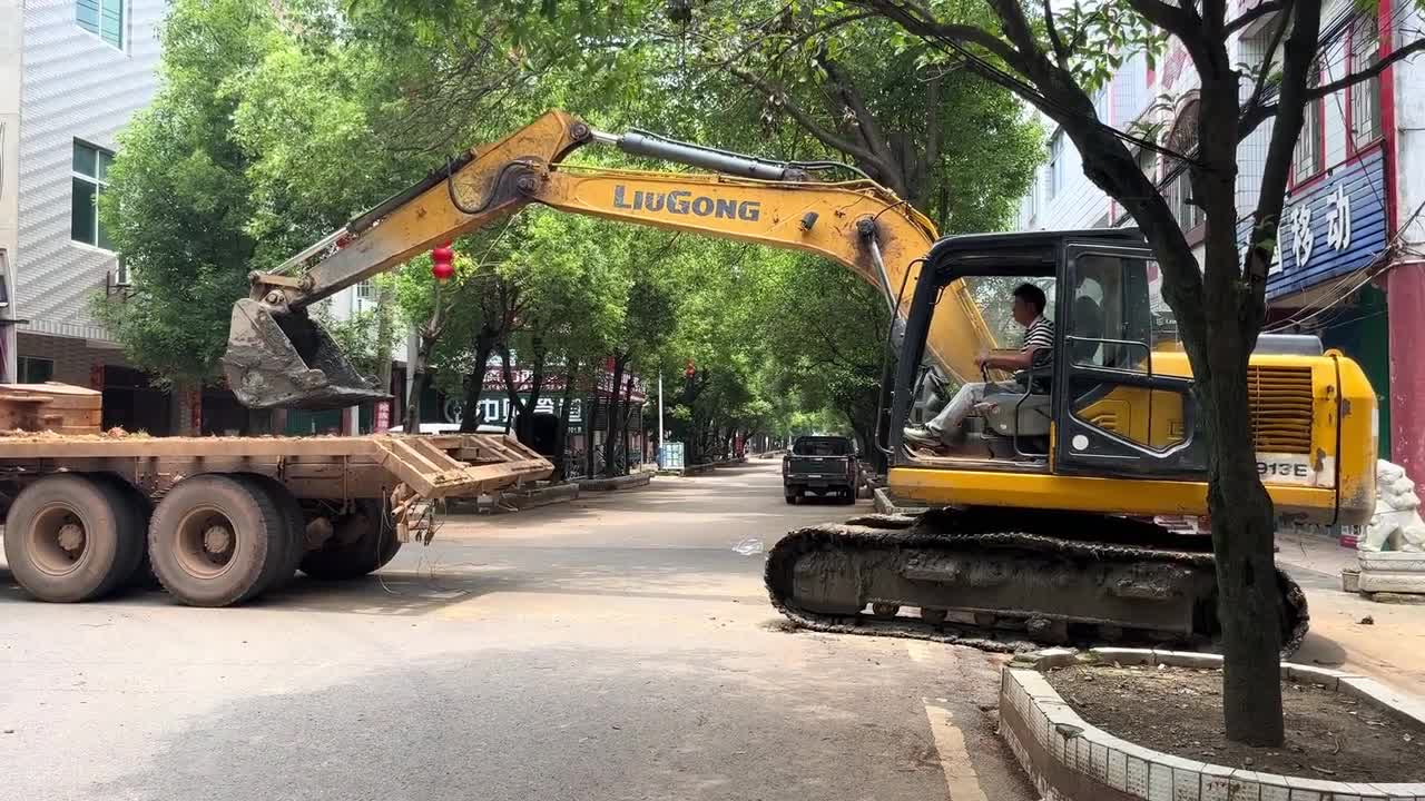 Excavator carefully loaded onto truck in Jiangxi, China