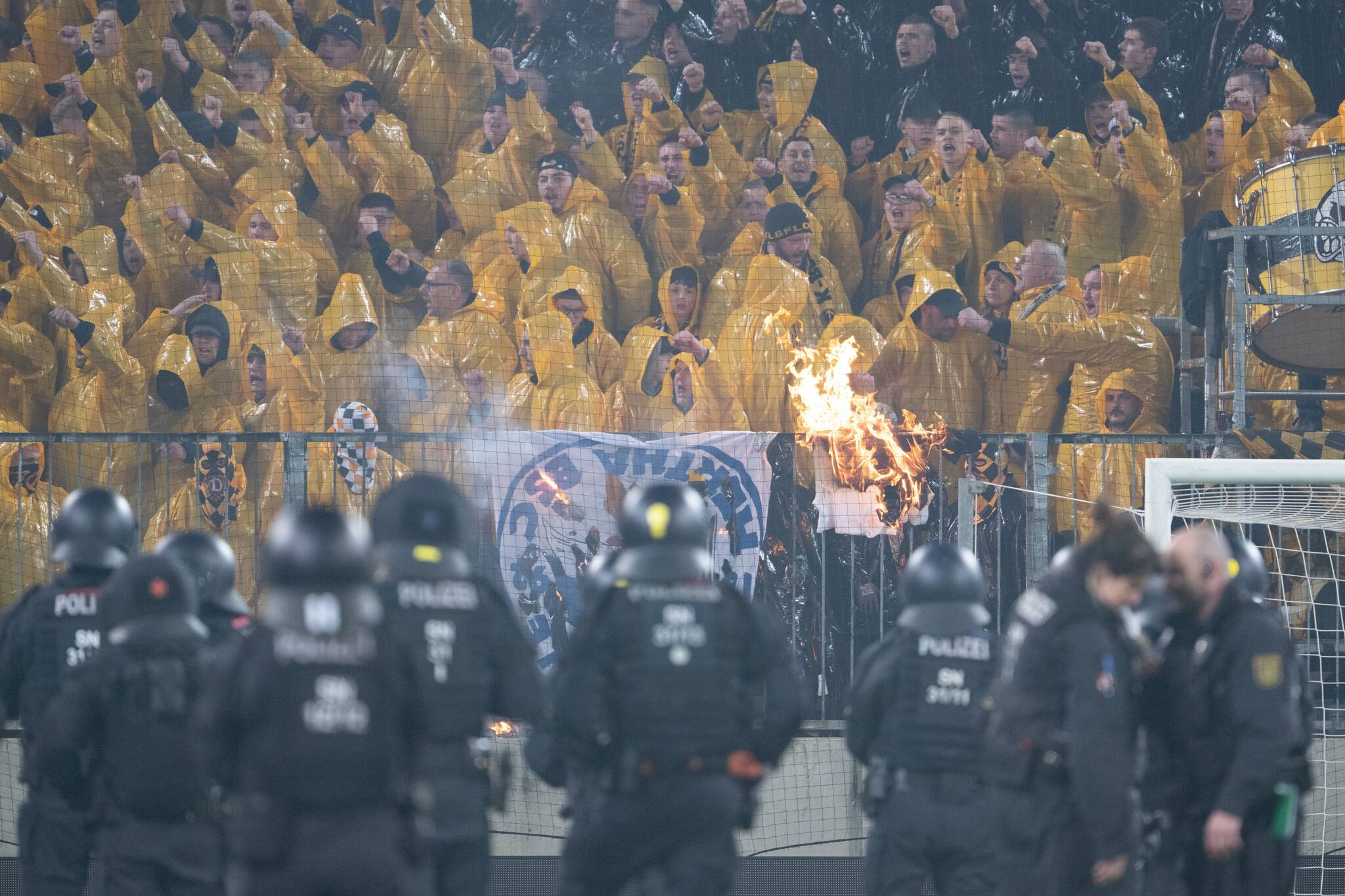 „Pyrotechnik als Waffe“: DFB bestraft Dynamo für Fan-Krawalle - Verein ...