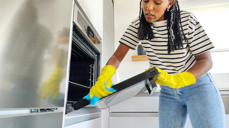 Popular oven cleaning hacks you should avoid at all costs (& 5 to try ...