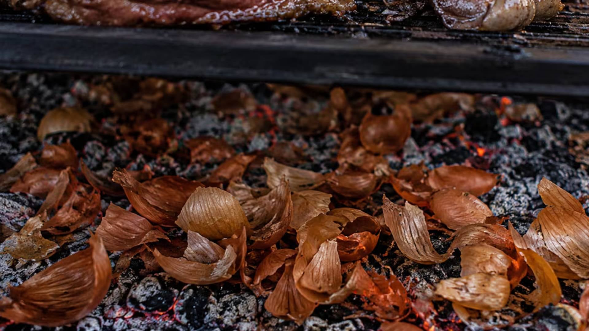 Tirar cáscaras de cebolla sobre las brasas del asado: para qué sirve y ...