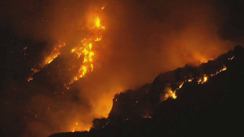 Southern California's Sandy Fire in Simi Valley reaches 2,100 acres ...