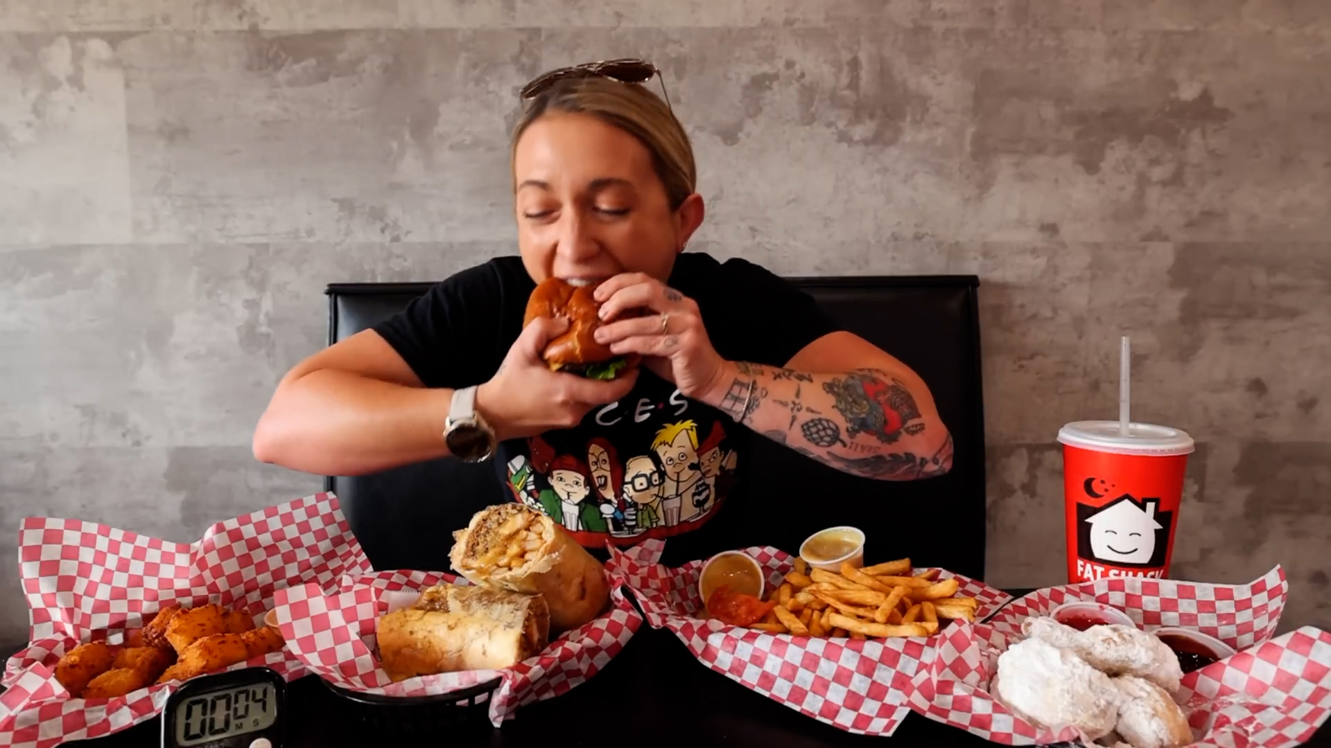 Girl takes on undefeated 5,000 calorie fast food challenge that most ...