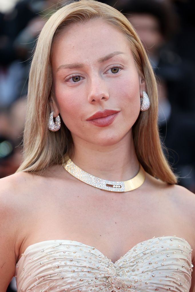 Ester Expósito, una sirena en la alfombra roja de Cannes con su ...