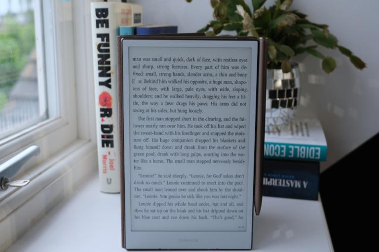 Cuneflow's e-paper writing tablet uses AI to record and transcribe meetings