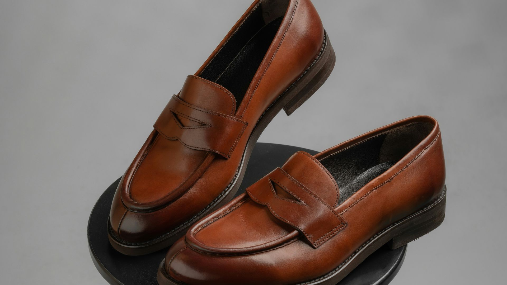 10 men's shoes women find classy & 10 they hate seeing