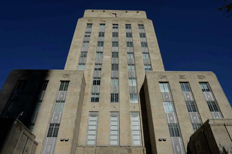 Houston approves a proposal that allows residents to sign up to speak ...