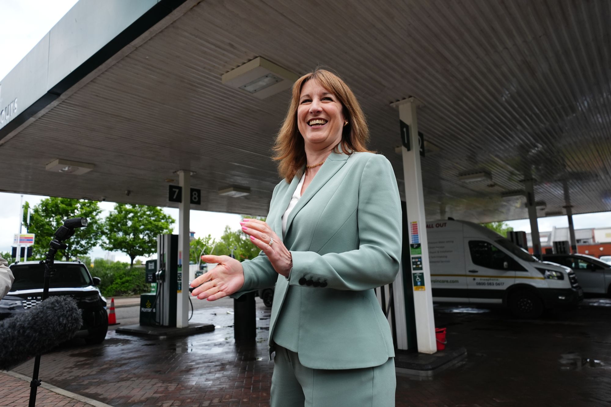 Nigel Farage offers to buy man who shouted at Rachel Reeves in Leeds a pint