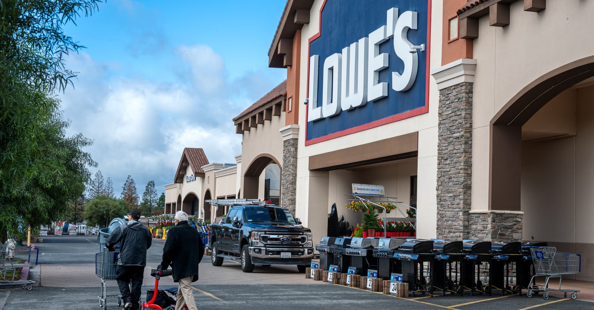 Lowe's beats Wall Street expectations against 'challenging' housing ...