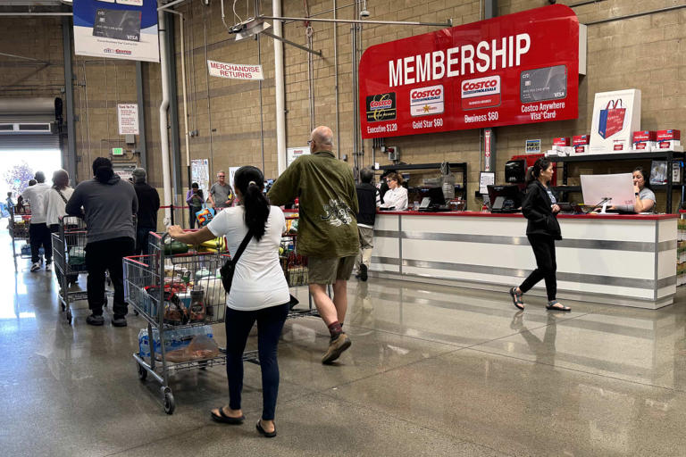 Costco and Walmart approach earnings at record highs. What their charts ...