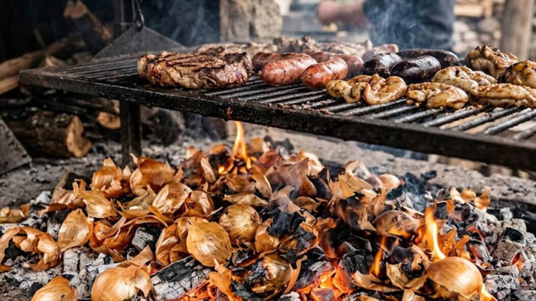 Tirar cáscaras de cebolla sobre las brasas del asado: para qué sirve y ...