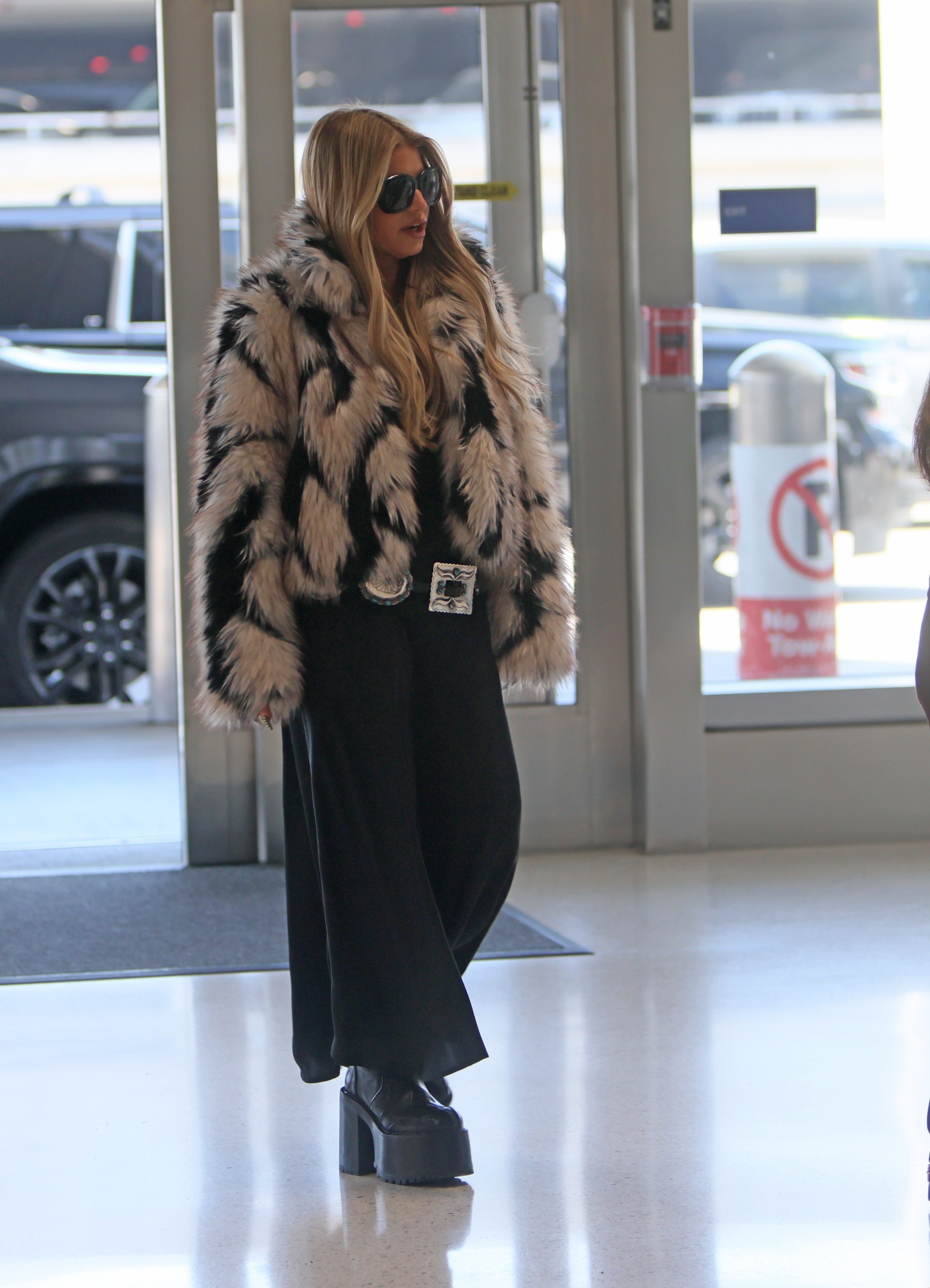 Jessica Simpson defends her kids flying coach after ex Nick Lachey put ...
