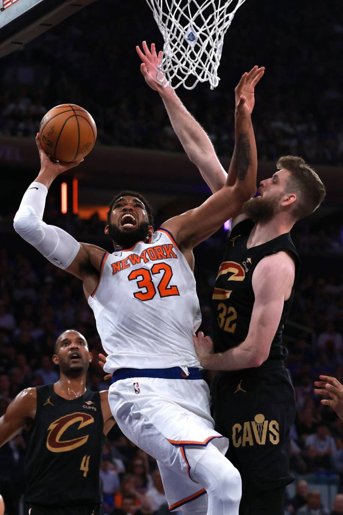 Knicks rally from 22 points down to stun Cavs