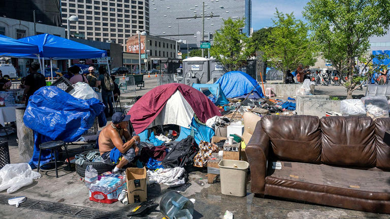 Karen Bass grilled over broken homelessness promise, blames bureaucracy ...